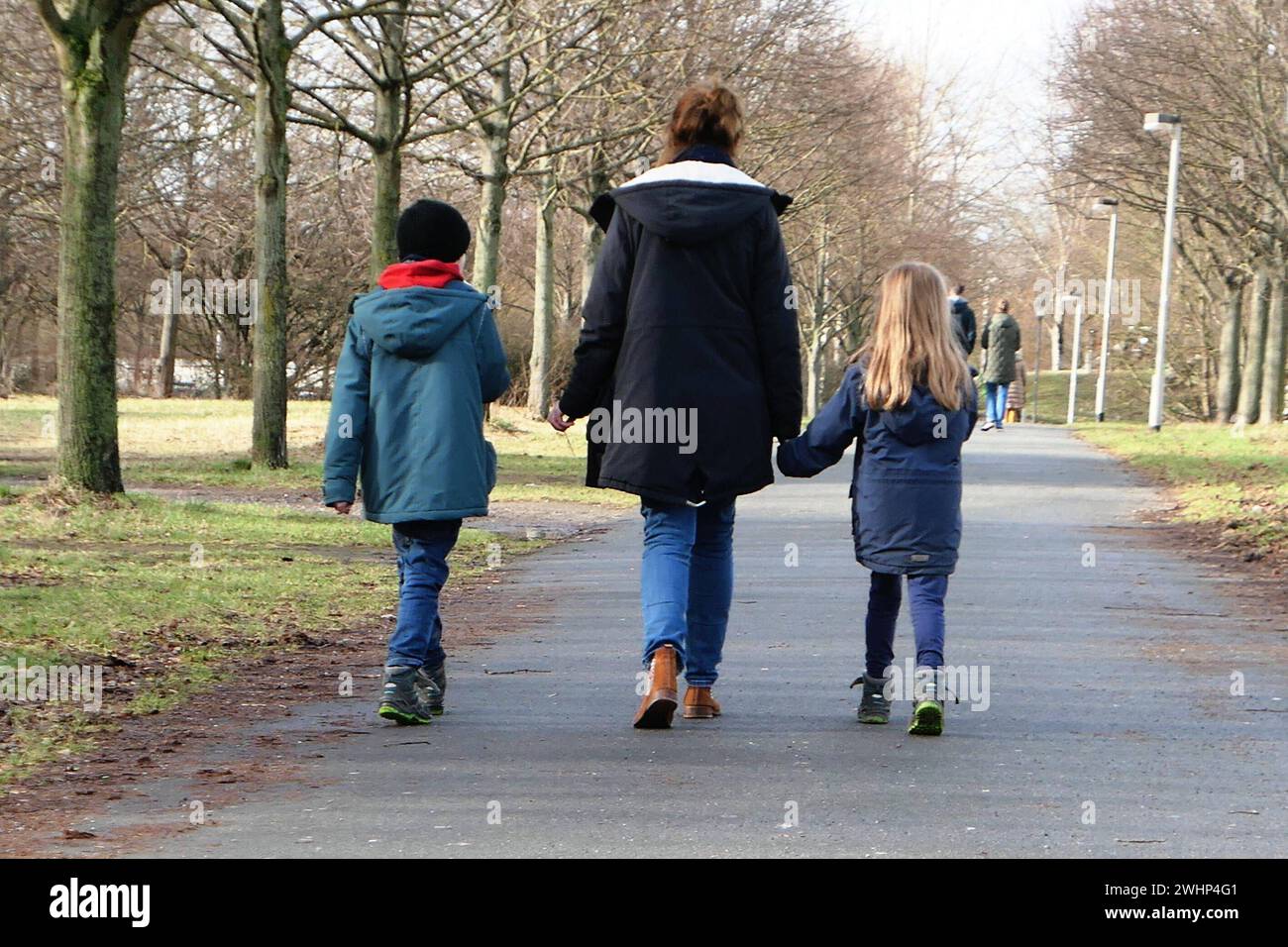 Mutter mit Kinder beim Spaziergang - gesehen am 10.02.2024 in Hannover ...