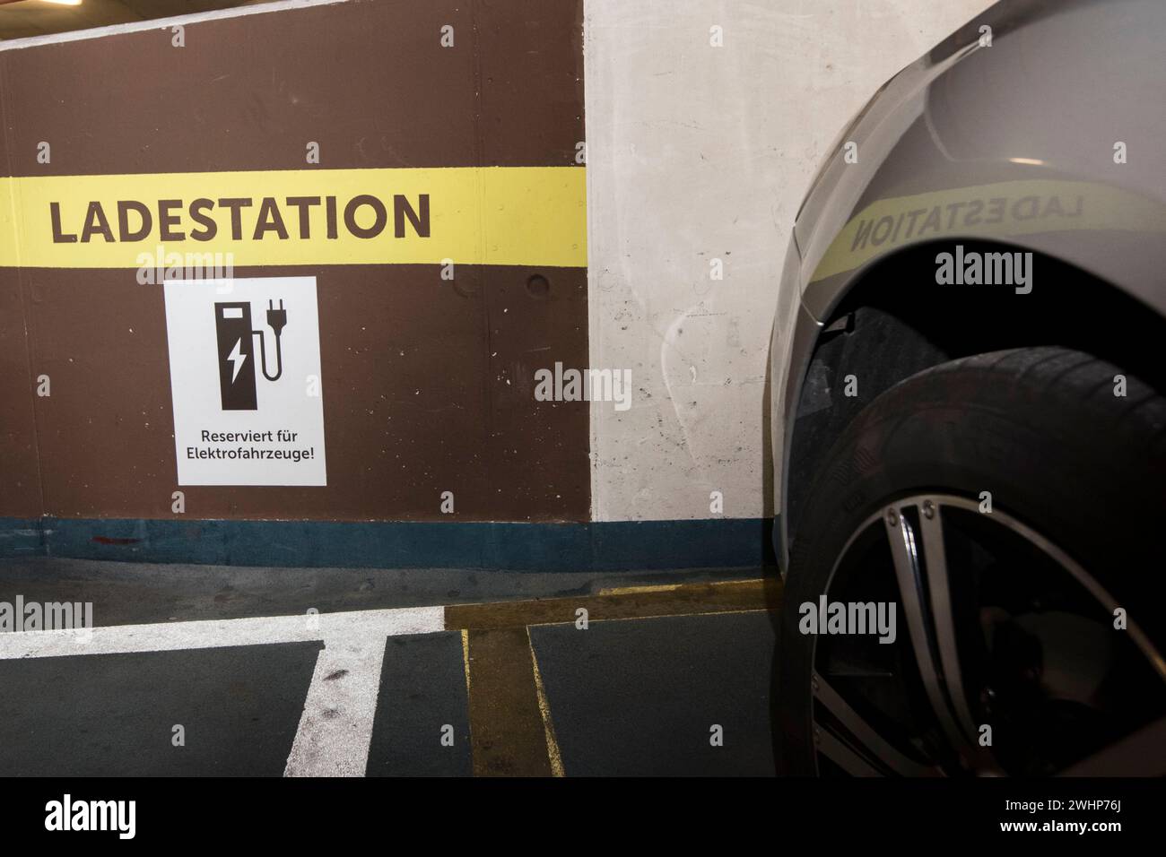 Green electric vehicle charging station sign Stock Photo - Alamy