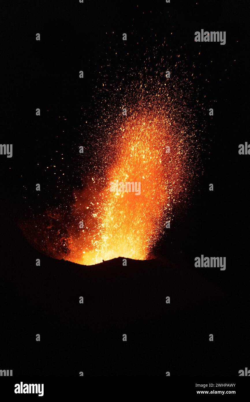 Erupting volcano on the island of Stromboli Stock Photo - Alamy