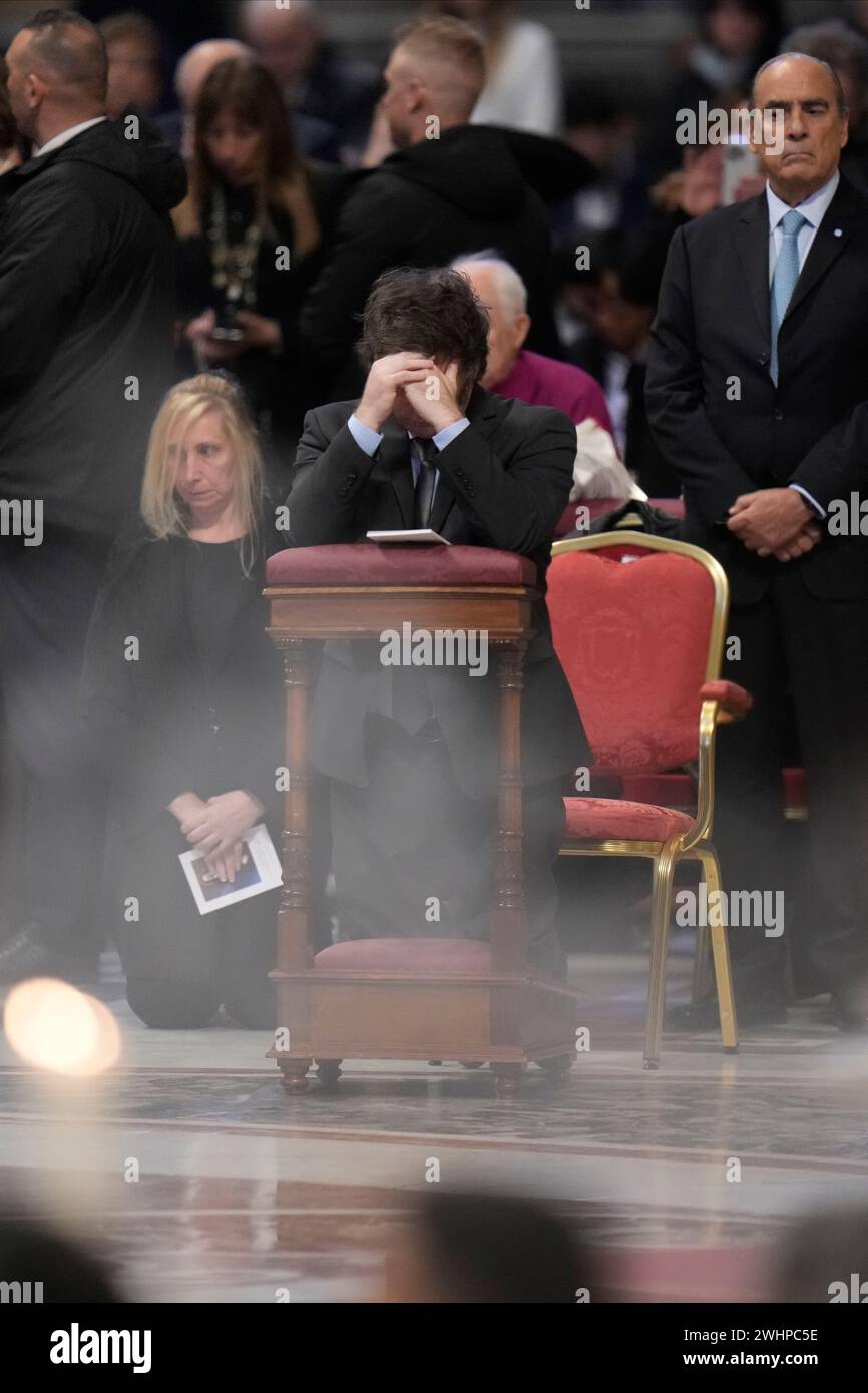 From left front row, Argentine Secretary-General of the Presidency ...