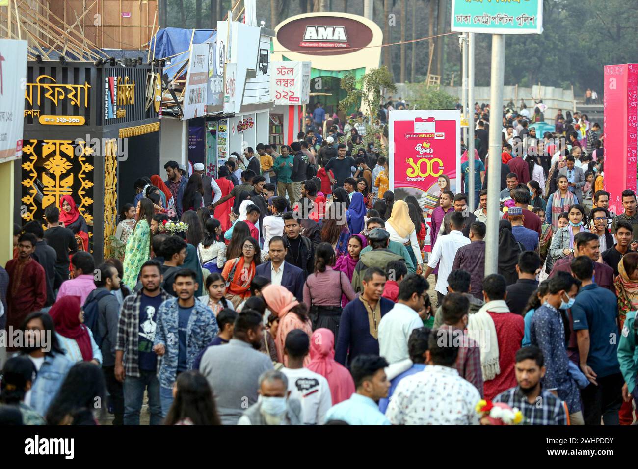 Buchmesse in Dhaka Visitors Are Seen During The National Book Fair ...