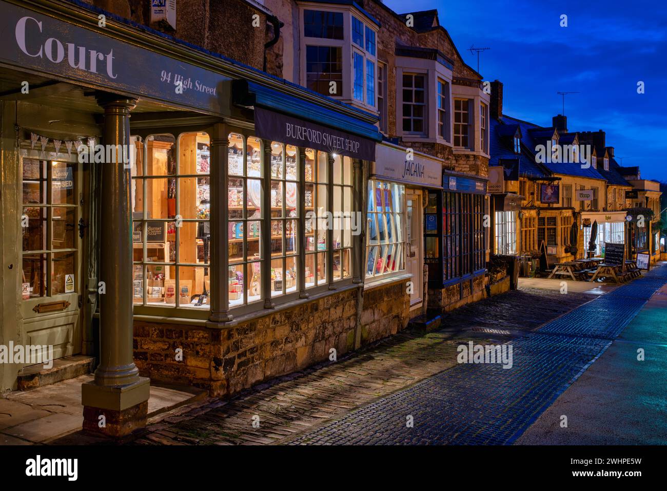 Cotswolds christmas shop fronts hi-res stock photography and images - Alamy