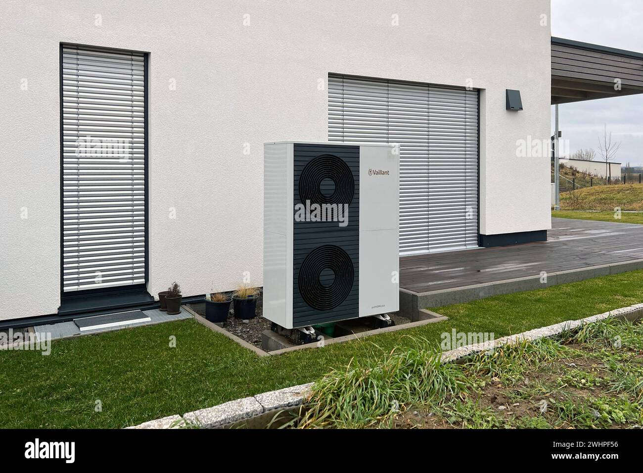 Themenfoto Waermepumpe. Waermepumpe der Marke Vaillant an einem Neubau ...