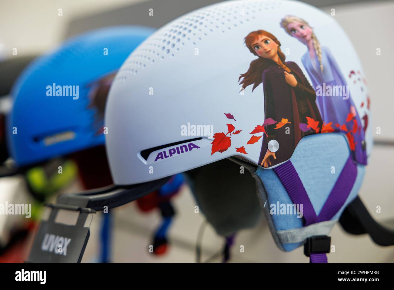 Frozen elsa and anna hi-res stock photography and images - Alamy