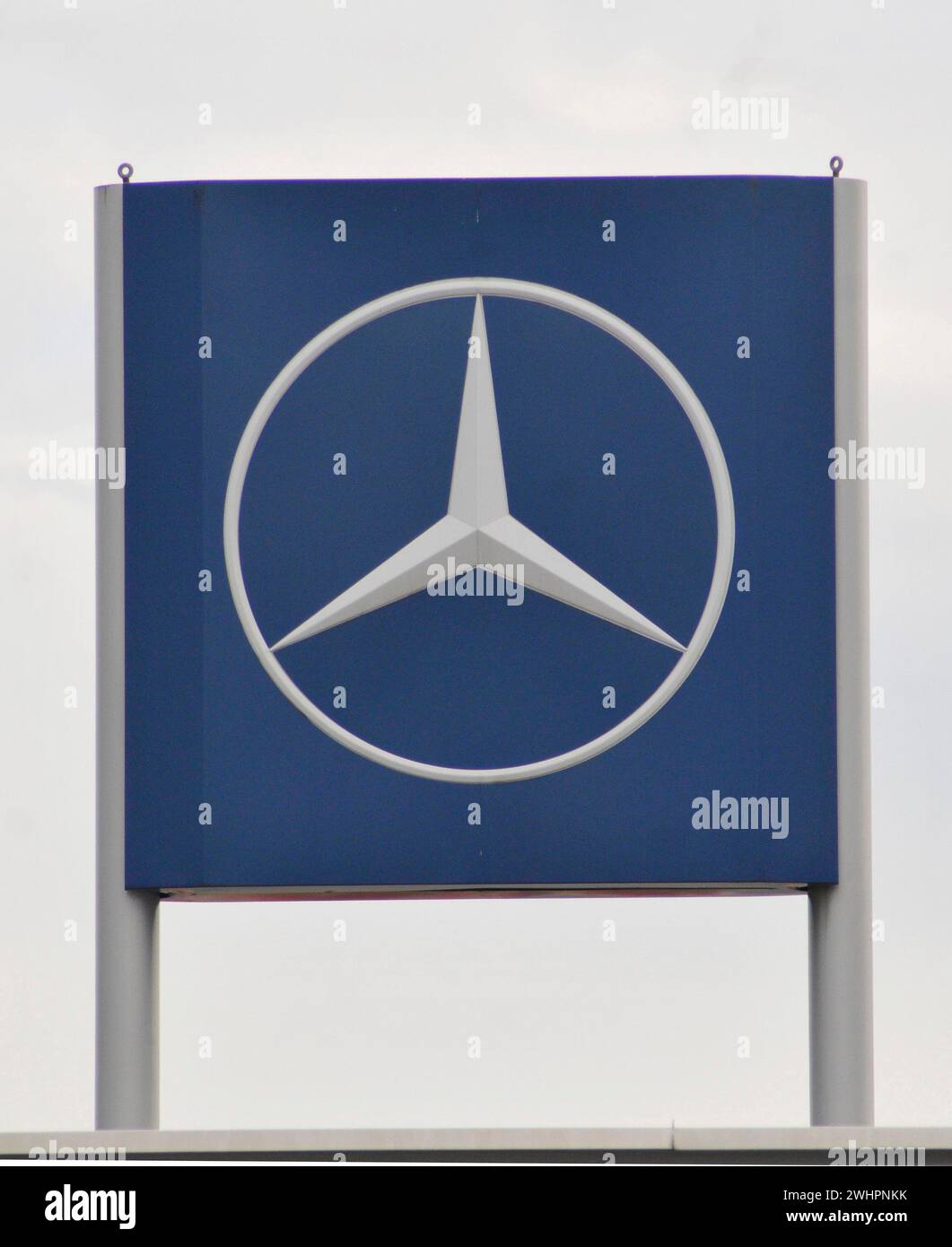 Mercedes stern hi-res stock photography and images - Alamy