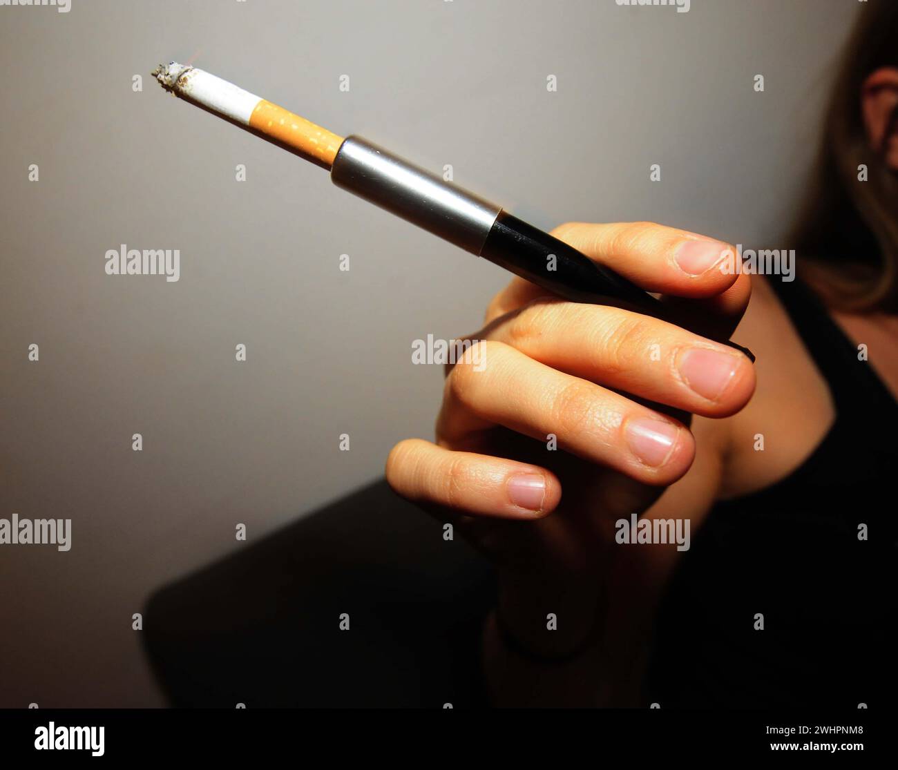 Tobacco vice women hi-res stock photography and images - Alamy