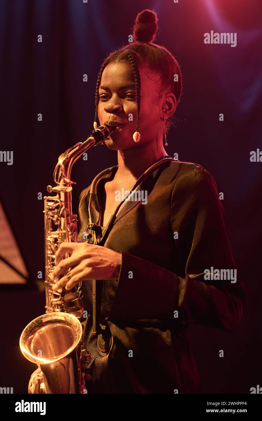 Female jazz saxophonist hi-res stock photography and images - Alamy