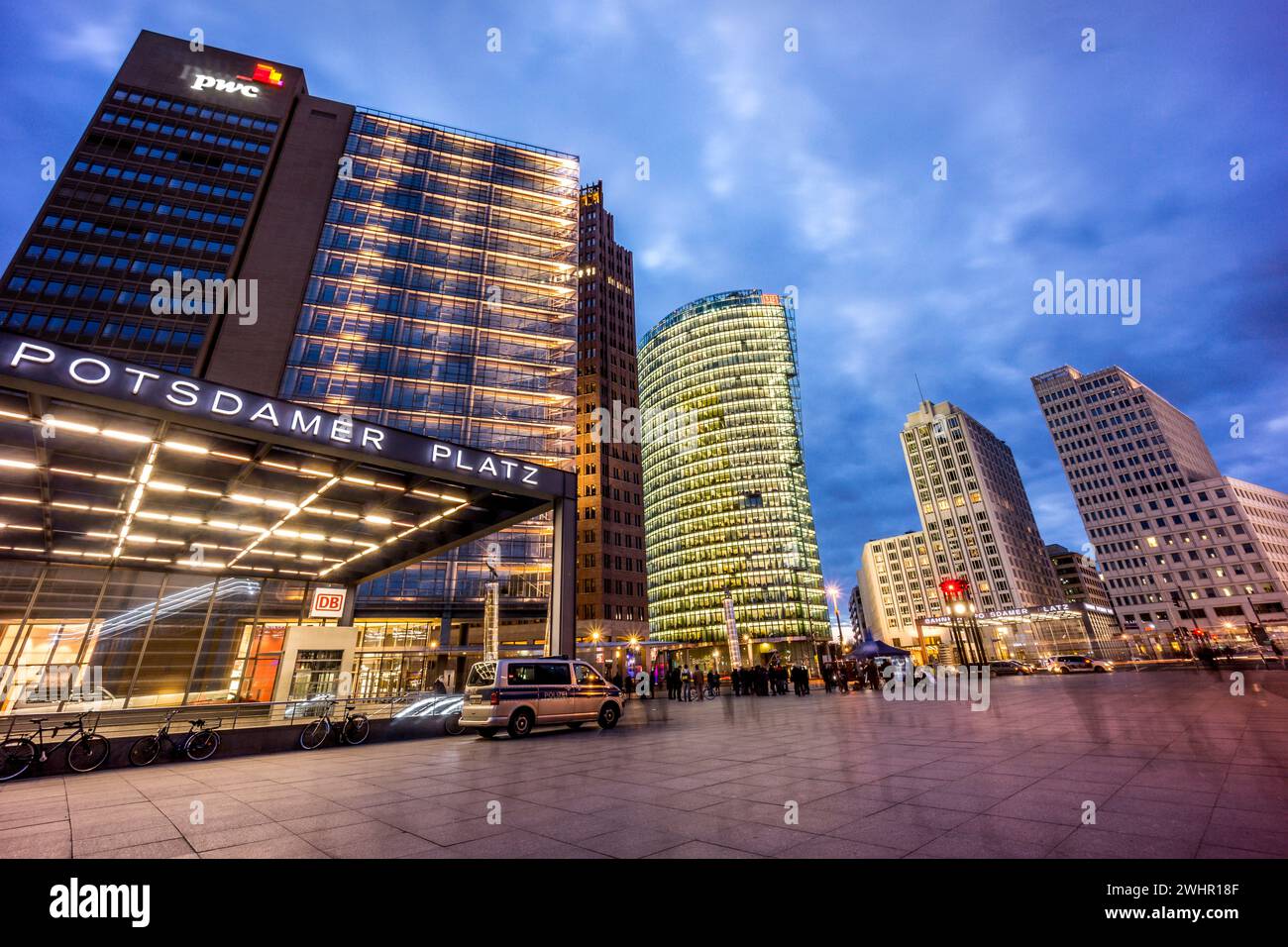 Buildings around the potsdamer platz hi-res stock photography and ...