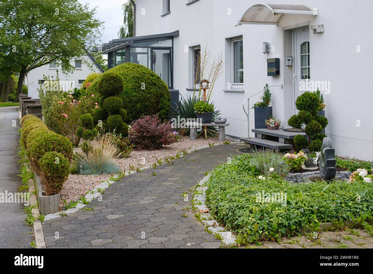 Modern front yard design hi-res stock photography and images - Alamy