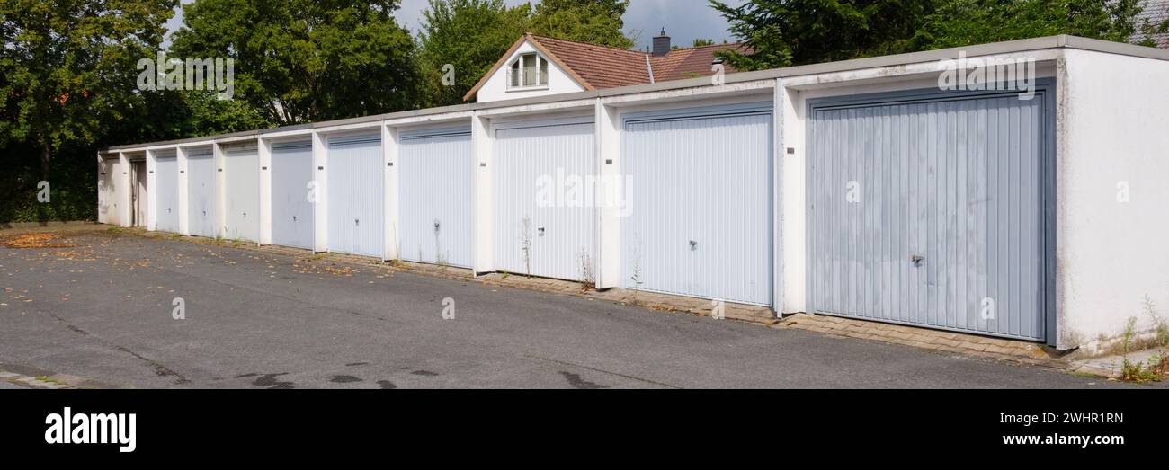 Side garage hi-res stock photography and images - Alamy