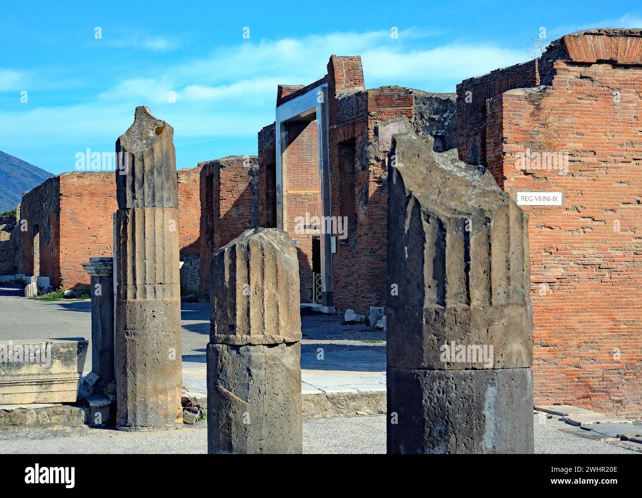 Broken walls hi-res stock photography and images - Alamy