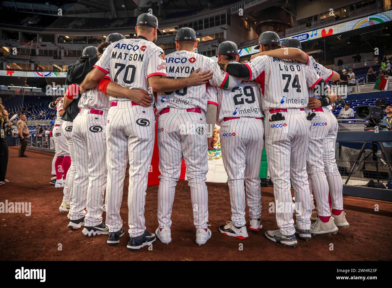 MIAMI, FLORIDA - FEBRUARY 1: Equipo de los Naranjeros de Mexico , Team ...