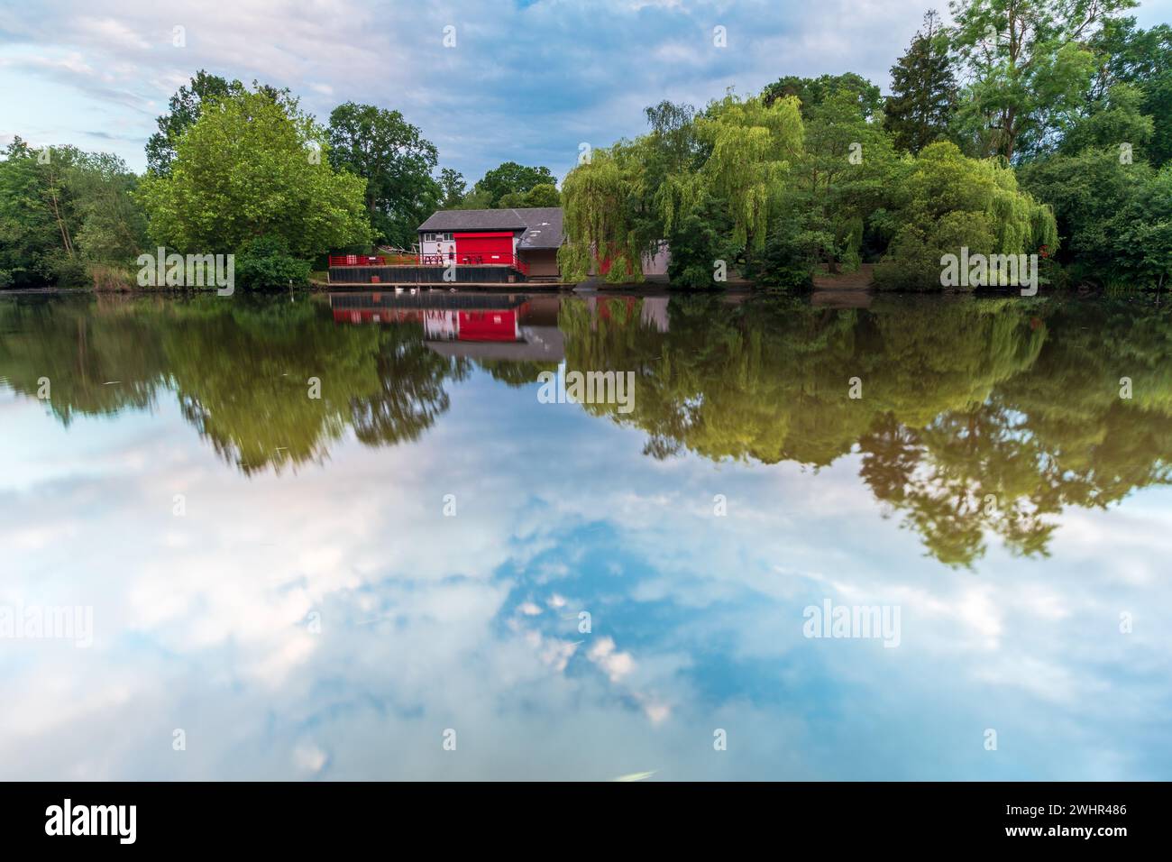 Mill Park and Mill Pond in Bracknell, Berkshire. Sunset, golden hour ...