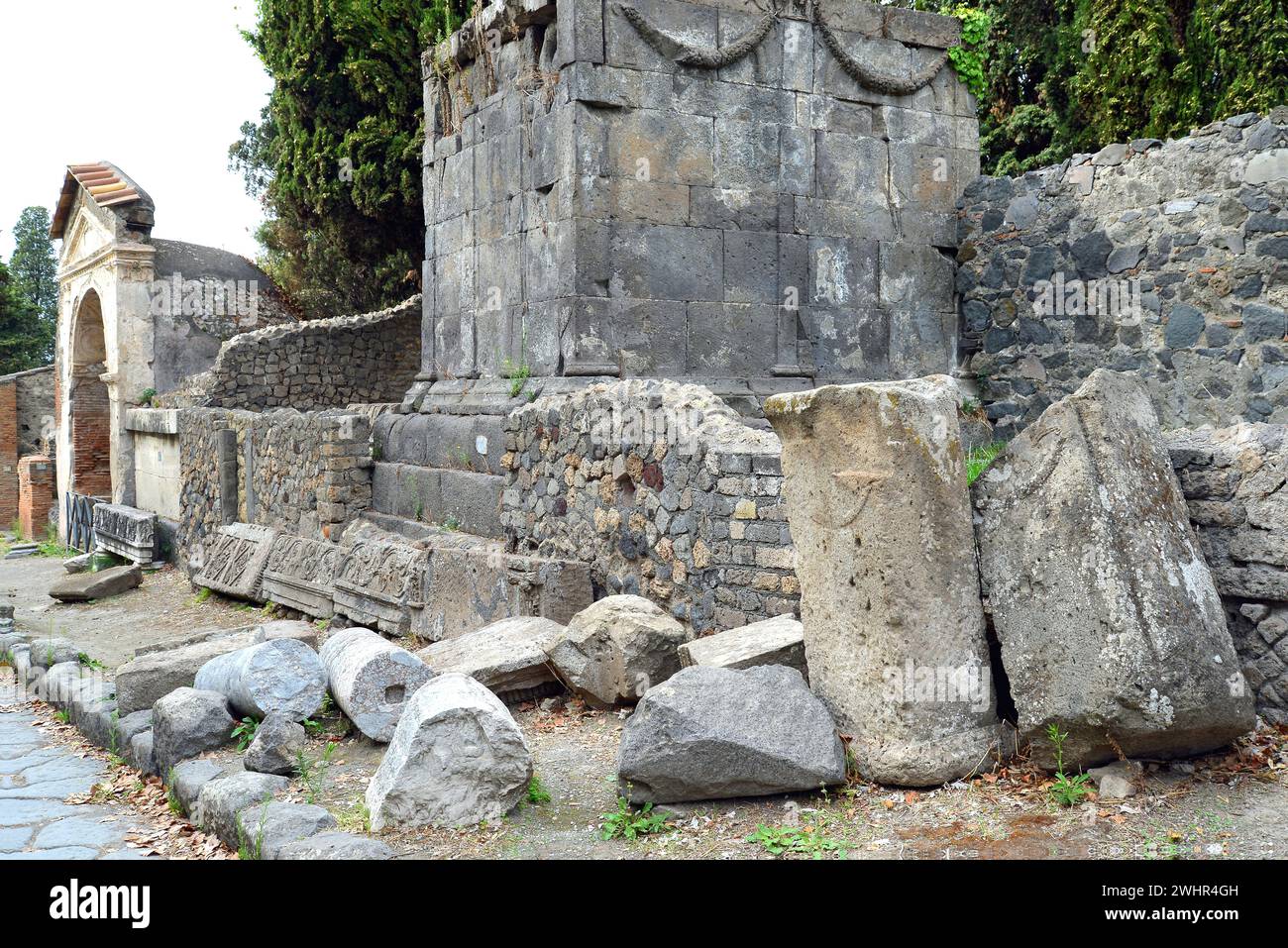 Tomb on cemetery street in Pompeii Stock Photo - Alamy
