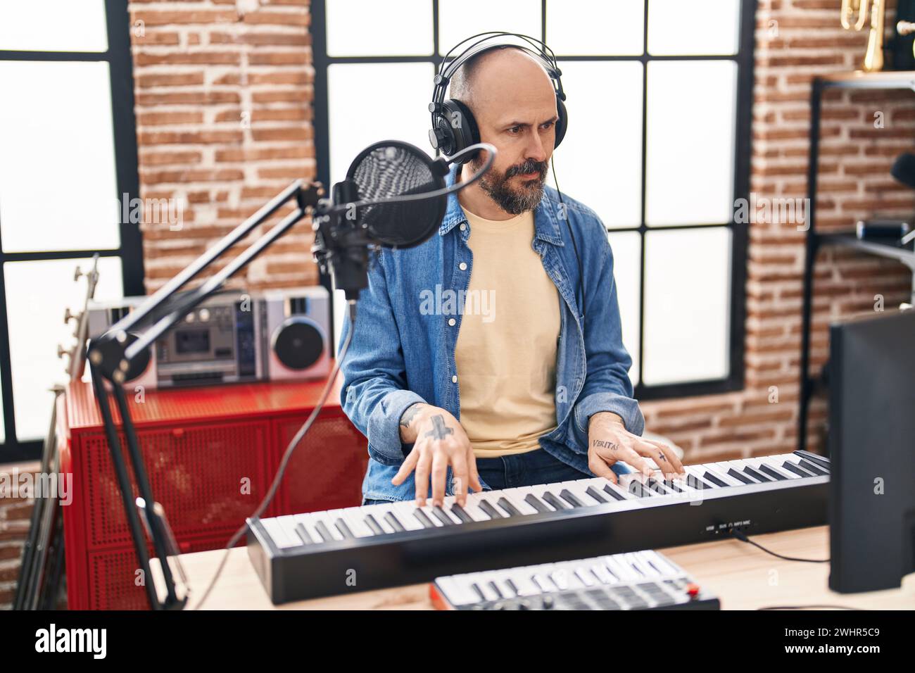 Serious piano player hi-res stock photography and images - Alamy