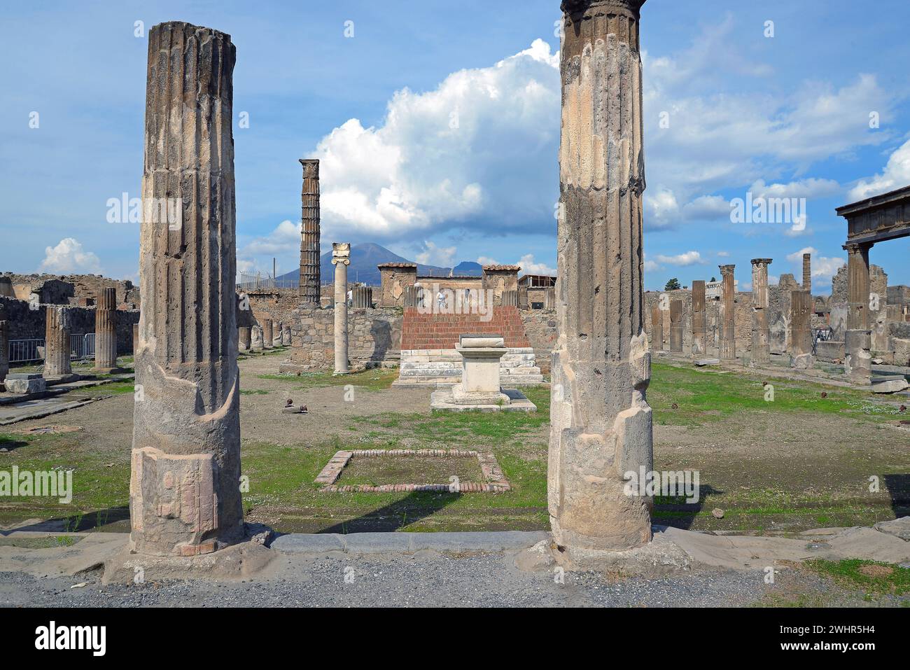 Pompeii forum mount vesuvius hi-res stock photography and images - Alamy