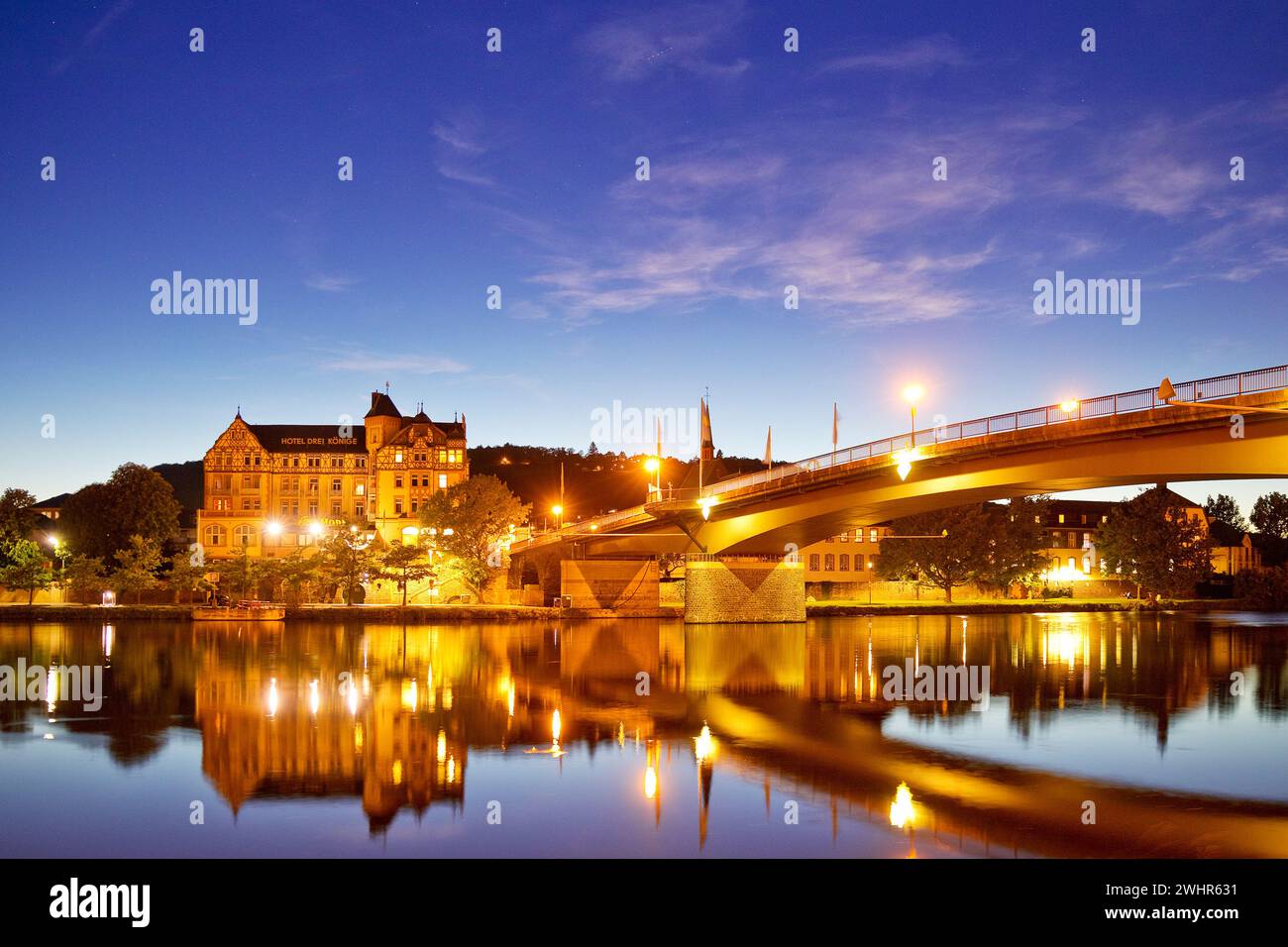 The Moselle river in the evening with the bridge from Bernkastel to ...