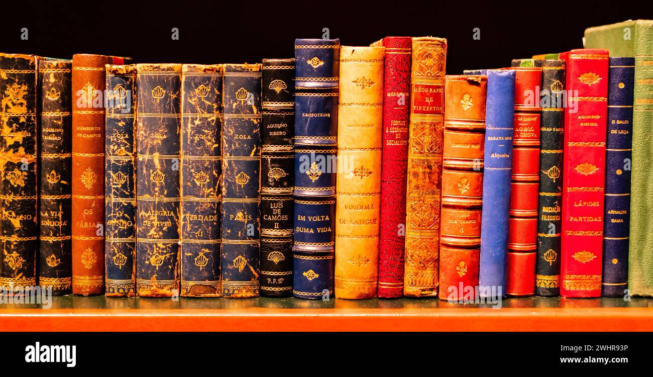 Row of books on shelf hi-res stock photography and images - Alamy