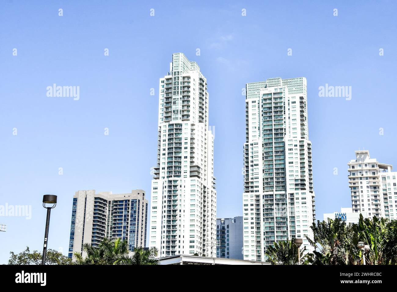 Tall building in downtown miami hi-res stock photography and images - Alamy
