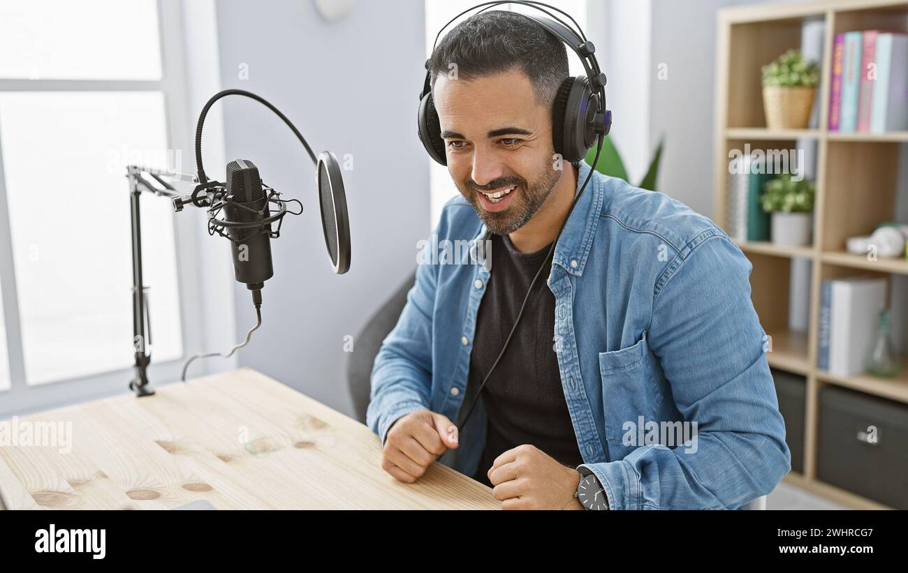 Radio announcer hispanic hi-res stock photography and images - Alamy