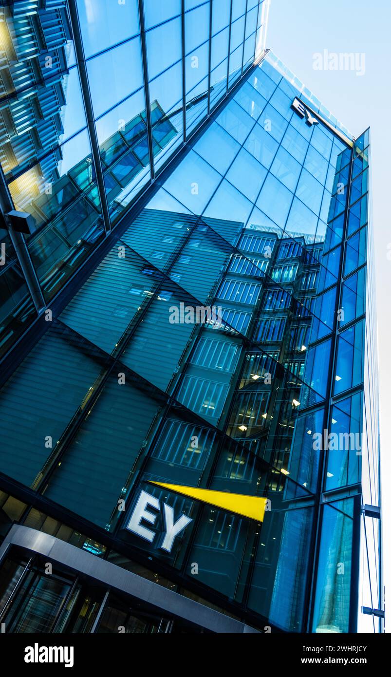 The EY building, Canary Wharf London Stock Photo - Alamy