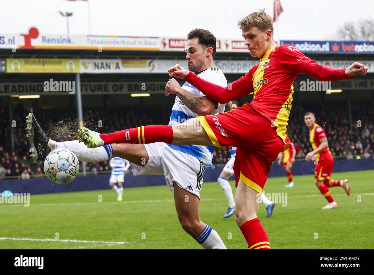 DEVENTER - Sam Kersten of PEC Zwolle, Soren Tengstedt of Go Ahead ...