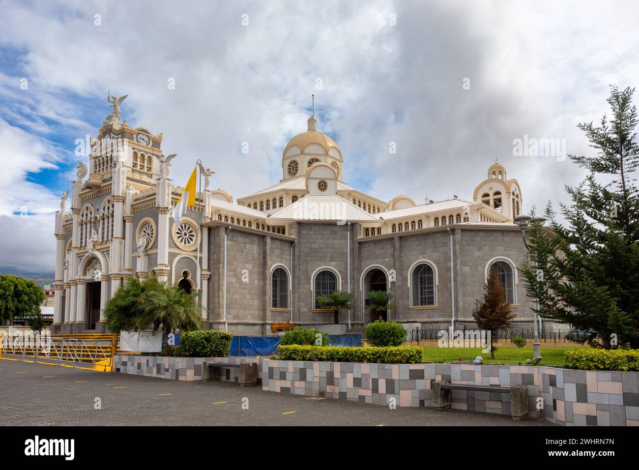 The cathedral Basilica de Nuestra Senora de los Angeles in Cartago in ...