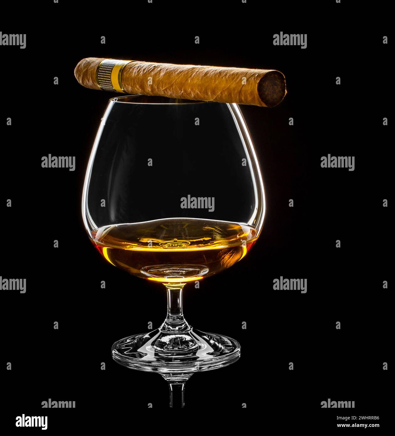 Golden alcohol hi-res stock photography and images - Alamy