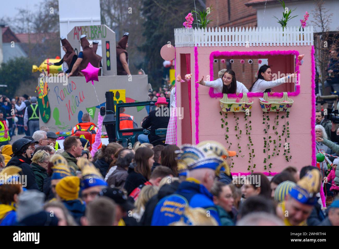 Ranies, Germany. 11th Feb, 2024. Decorated floats roll through Ranies ...