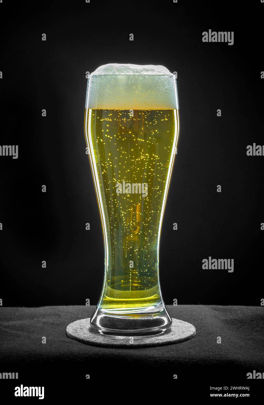 Sparkling full glass beer at the black background Stock Photo - Alamy
