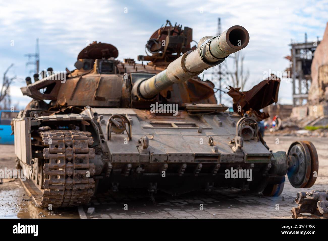 Ukraine war damaged building tank hi-res stock photography and images ...