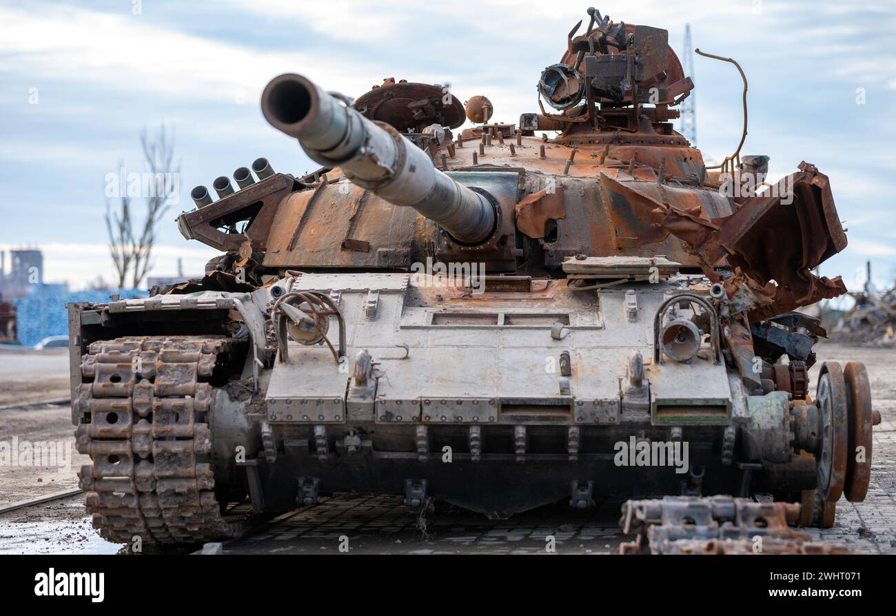 Ukraine war damaged building tank hi-res stock photography and images ...
