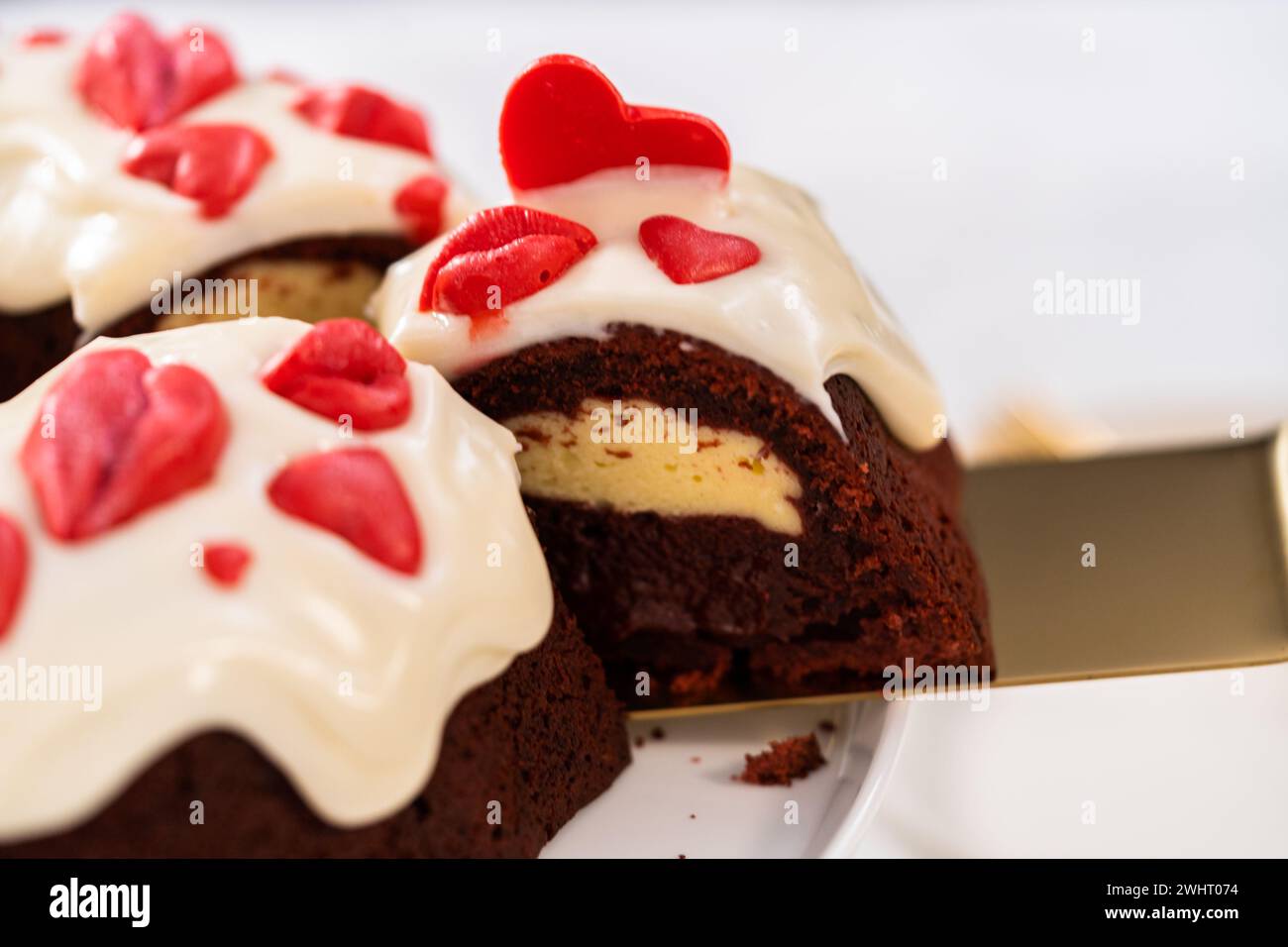 Red lips cake hi-res stock photography and images - Alamy