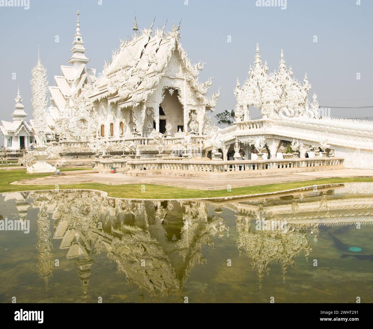 Wat Rong Khun in Chiang Rai im Norden Thailands Stock Photo - Alamy