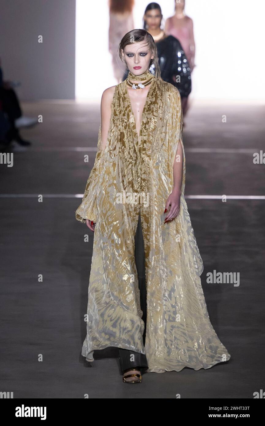 New York, USA. 09th Feb, 2024. Model Cara Fravel walks on the runway at ...