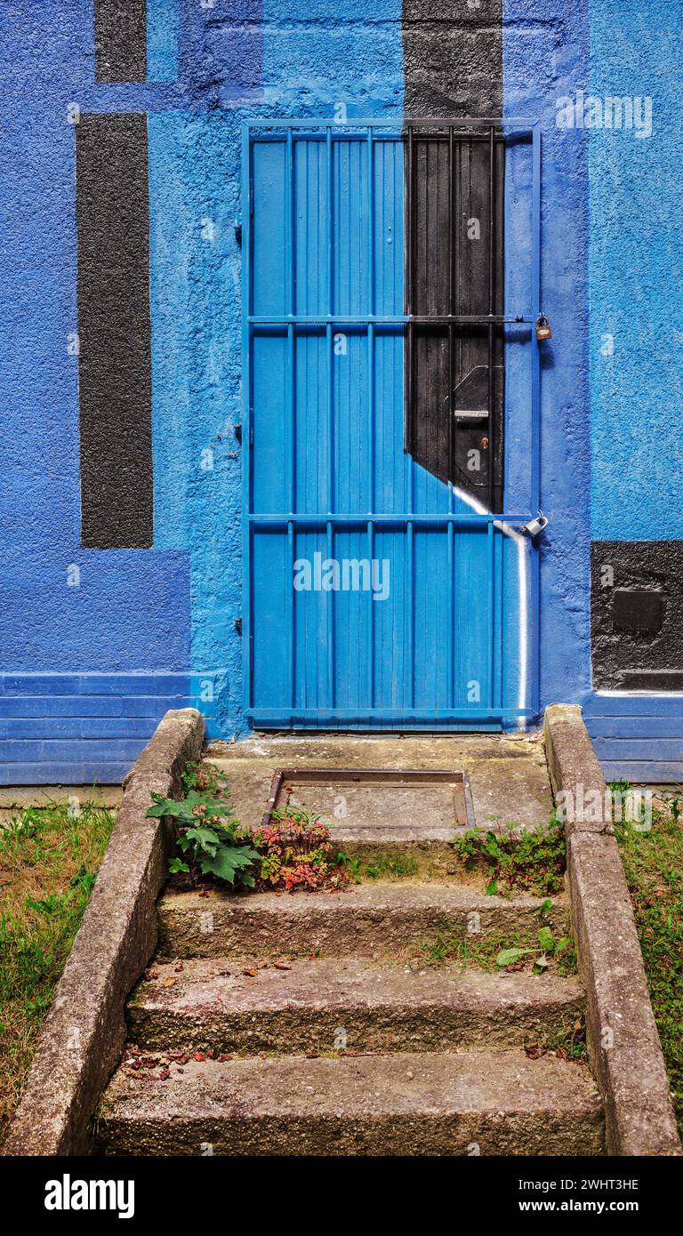 The blue door Stock Photo - Alamy