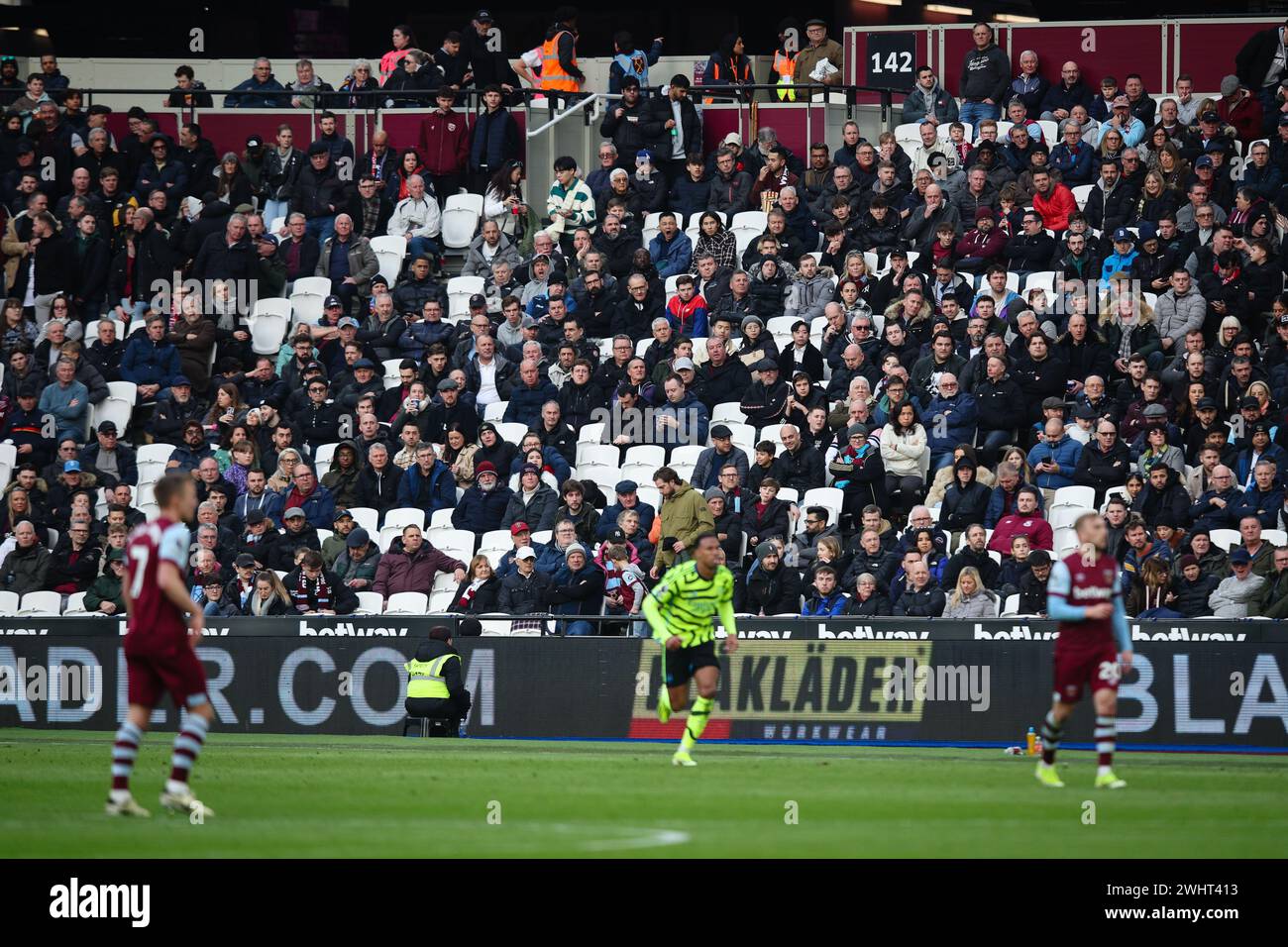 Empty football stadium arsenal hi-res stock photography and images - Alamy