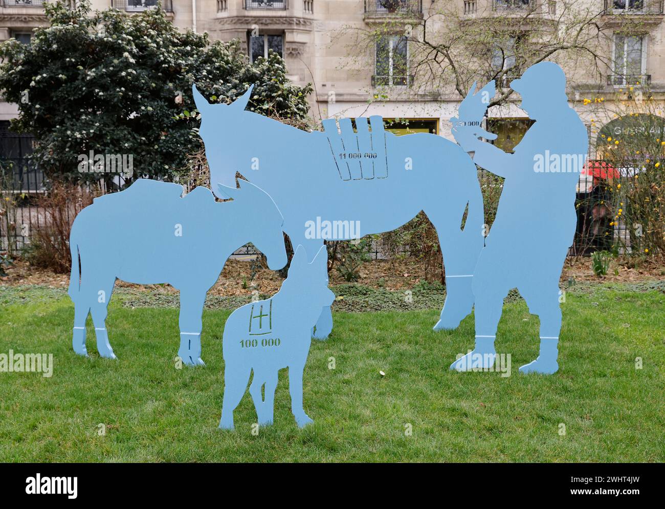 NEW WAR MONUMENT IN PARIS HONOURS ANIMALS THAT DIED IN SERVICE Stock ...