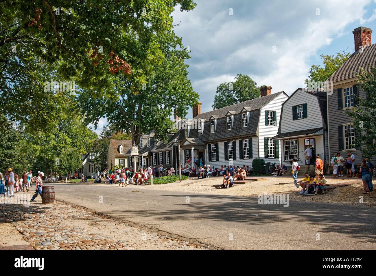 Colonial williamsburg buildings hi-res stock photography and images - Alamy