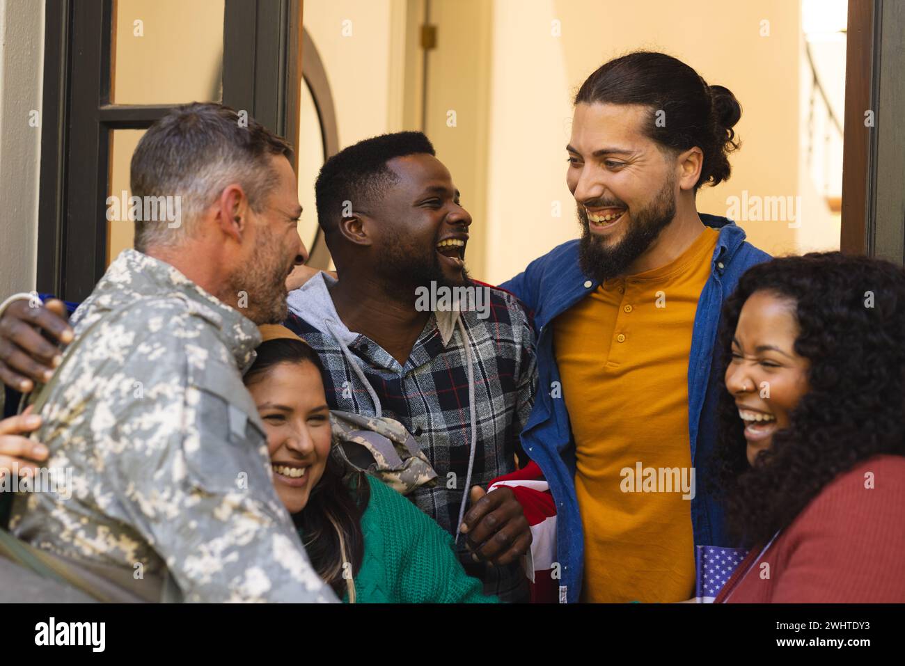 Happy diverse friends hi-res stock photography and images - Alamy