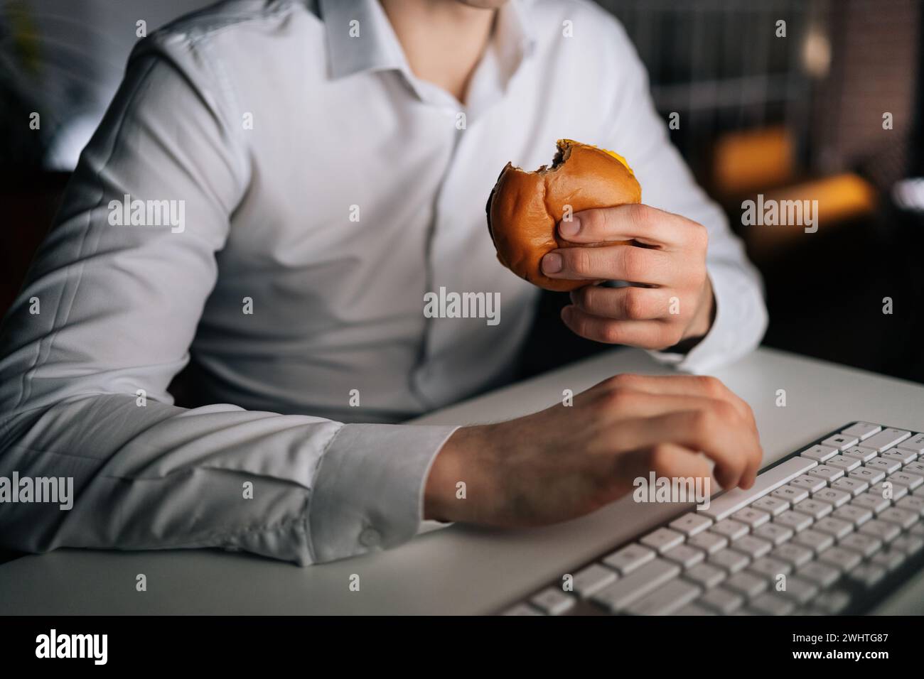 Work at night eat at desk hi-res stock photography and images - Alamy
