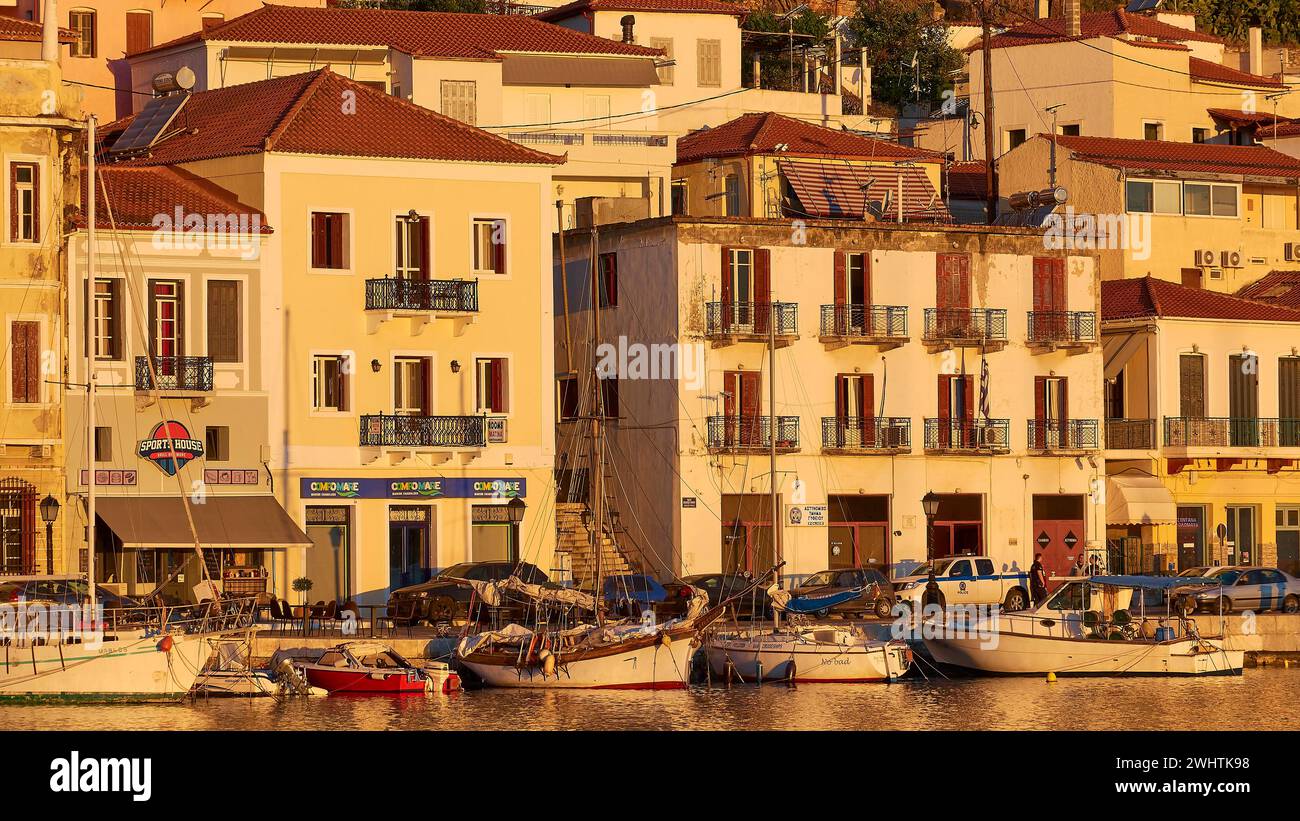 The last rays of sunshine of the day cosily illuminate the waterfront ...