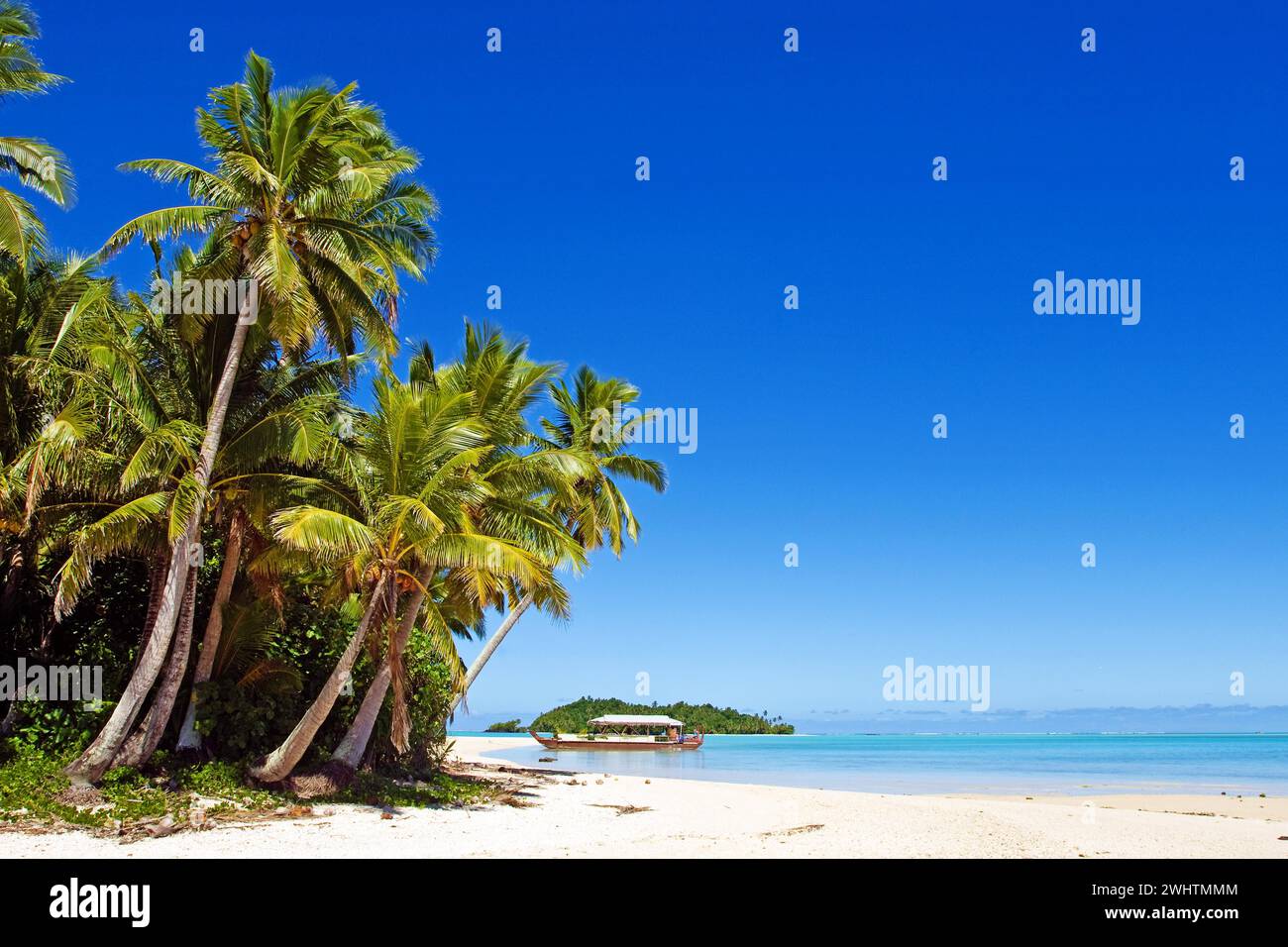 Cook Islands, Aitutaki. Polynesian canoe tour to One Foot island ...