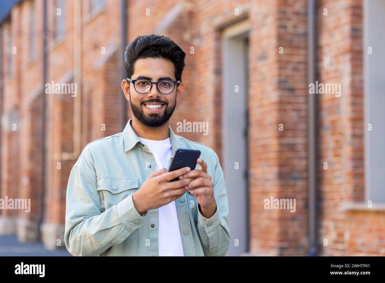 Arab using new technology hi-res stock photography and images - Alamy