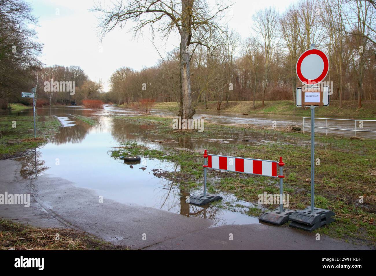Leipzig - Wasser tritt teilweise über die Ufer: Pleiße bei Leipzig ...
