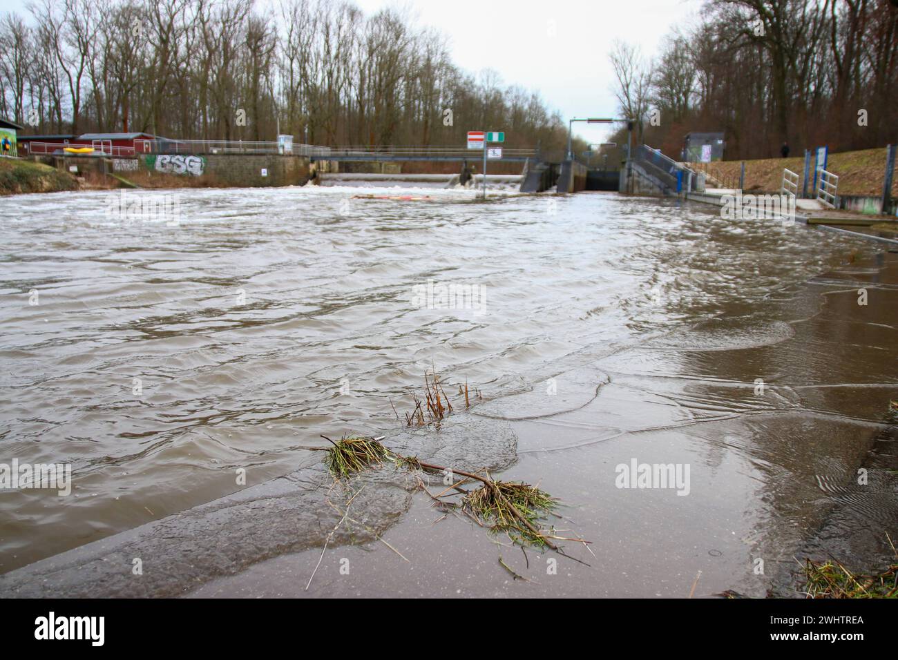 Leipzig - Wasser tritt teilweise über die Ufer: Pleiße bei Leipzig ...