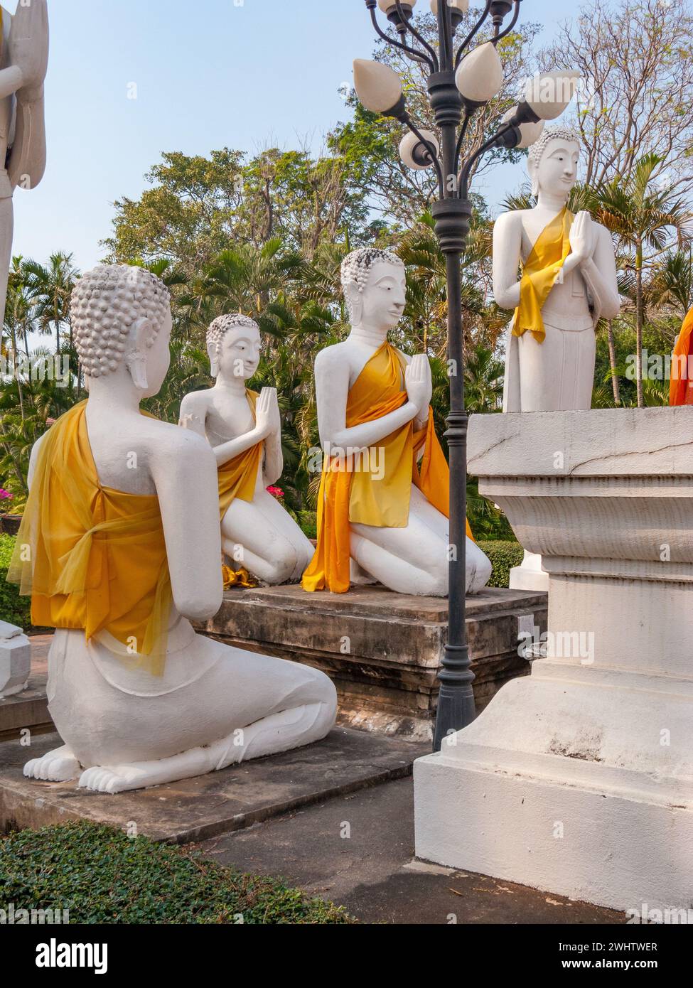 Prayer group statues hi-res stock photography and images - Alamy