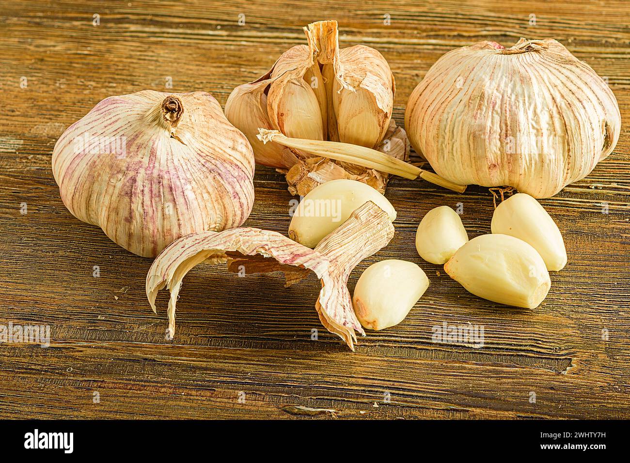 Peeled garlic cloves kitchen hi-res stock photography and images - Alamy