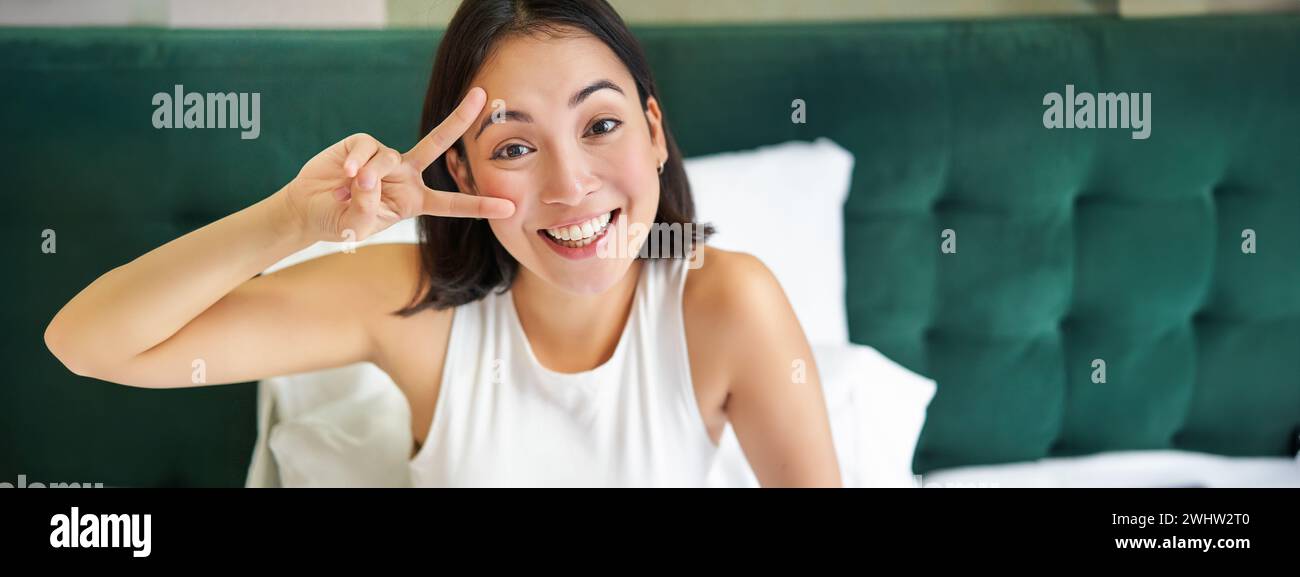 Japanese girl peace sign hi-res stock photography and images - Alamy
