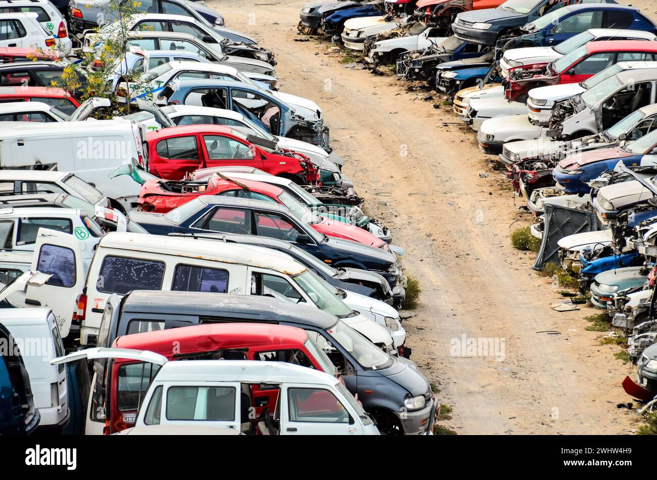 Car junkyard crane hi-res stock photography and images - Alamy